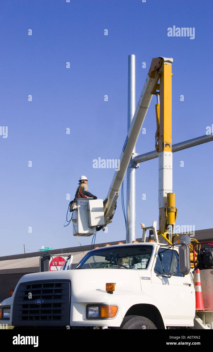 Electrician working on highway traffic signal Stock Photo - Alamy