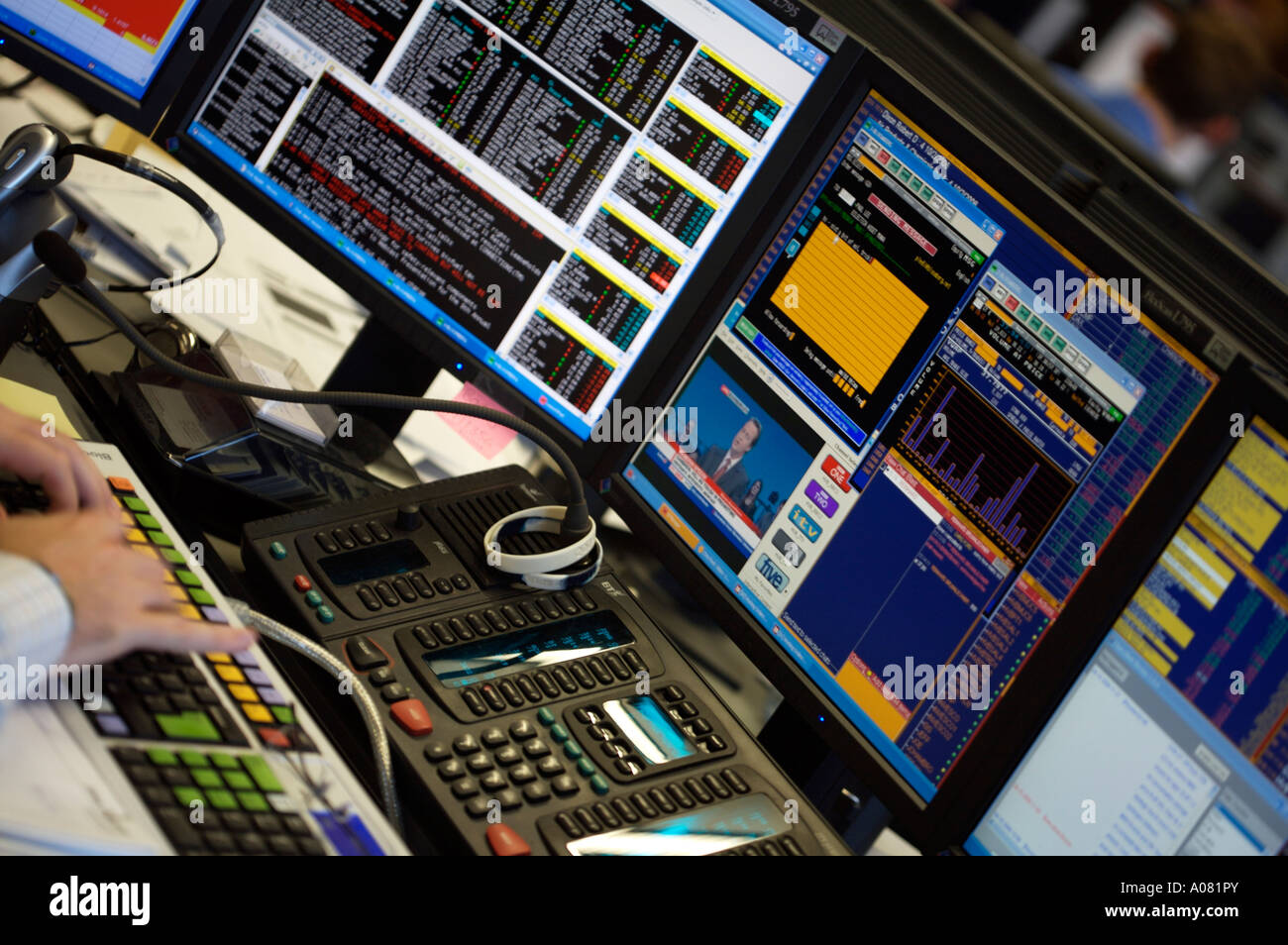Bank of computers hi-res stock photography and images - Alamy