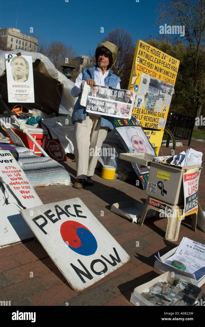 Concepcion W Thomas peace vigil outside the White House since 1981 ...