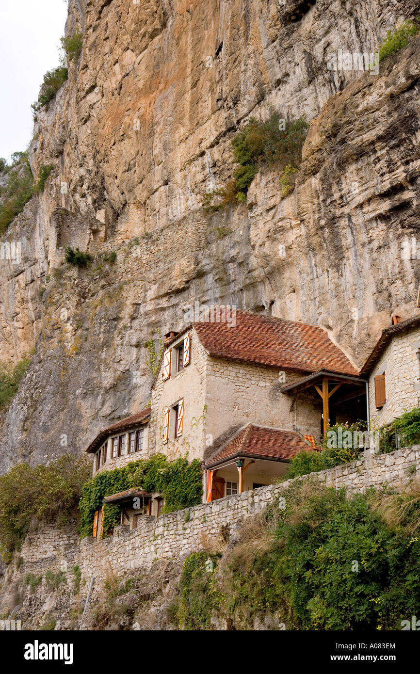 Curious village houses built against the cliffs, Cabrerets, 46, Lot ...