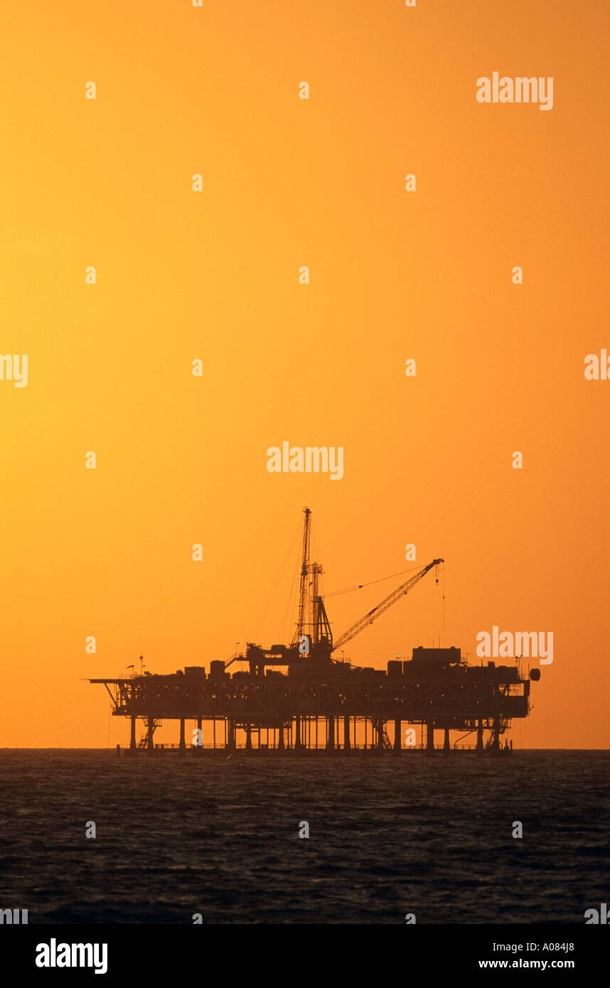 oil drill rig on ocean Stock Photo - Alamy