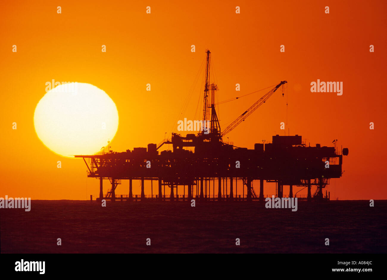 oil drill rig on ocean Stock Photo - Alamy
