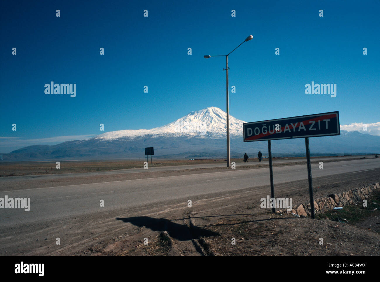 Road to Iran passing Turkey's highest peak, Mt Ararat (Agri Dagi Stock ...