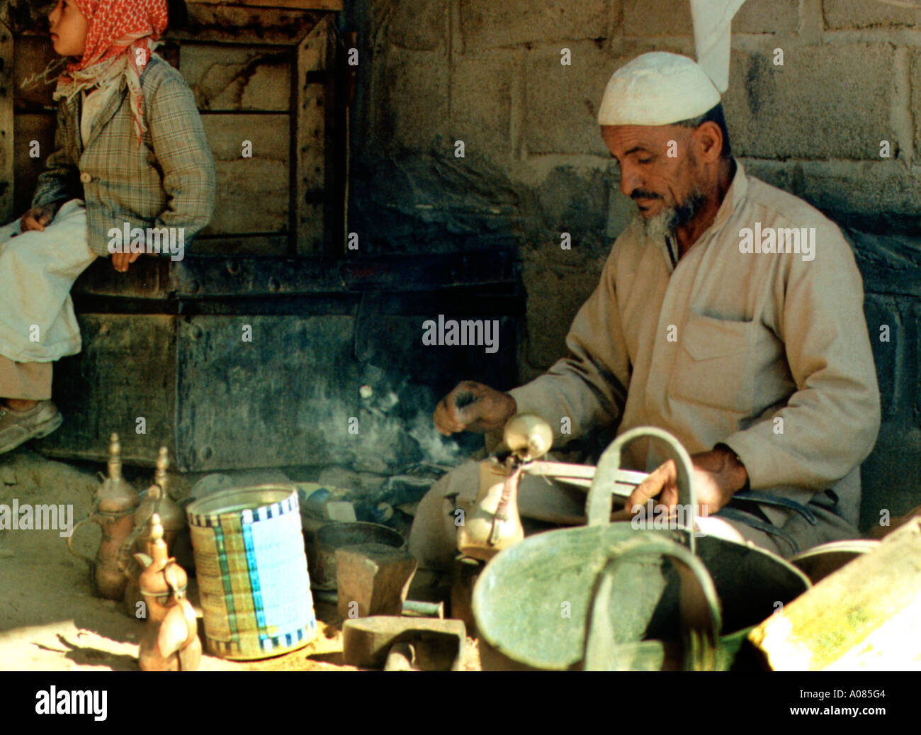 Saudi dallah man hi-res stock photography and images - Alamy