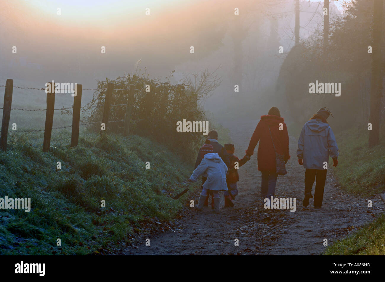Children walking down country lane hi-res stock photography and images ...