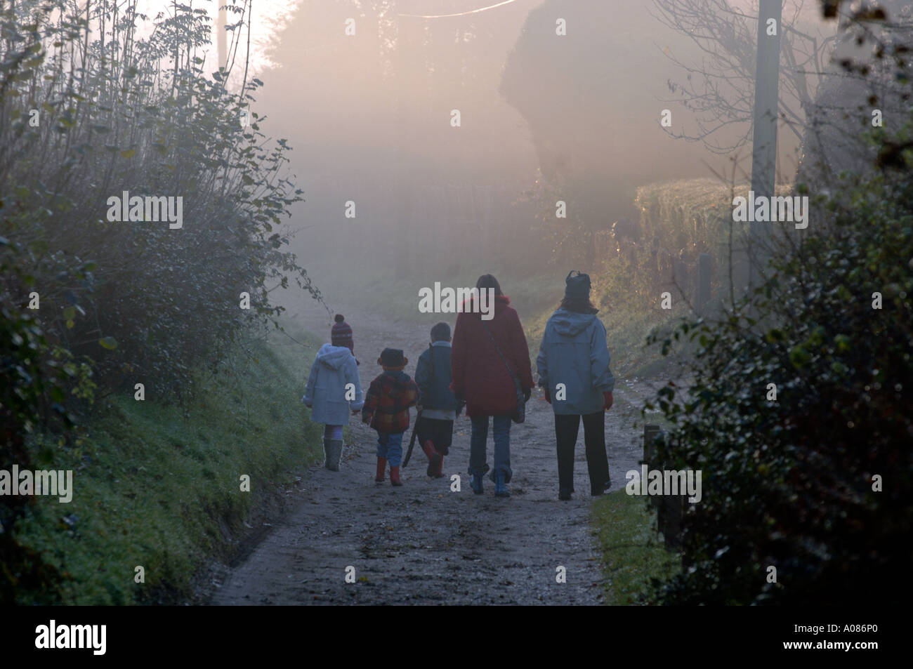 Children walking down country lane hi-res stock photography and images ...