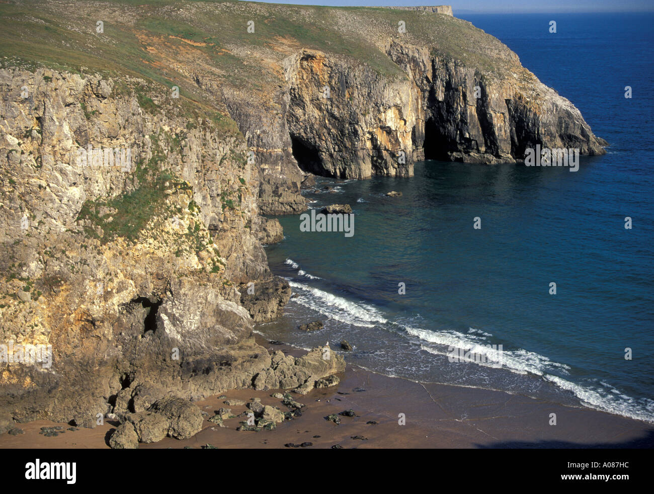 Limestone cymru cavern hi-res stock photography and images - Alamy