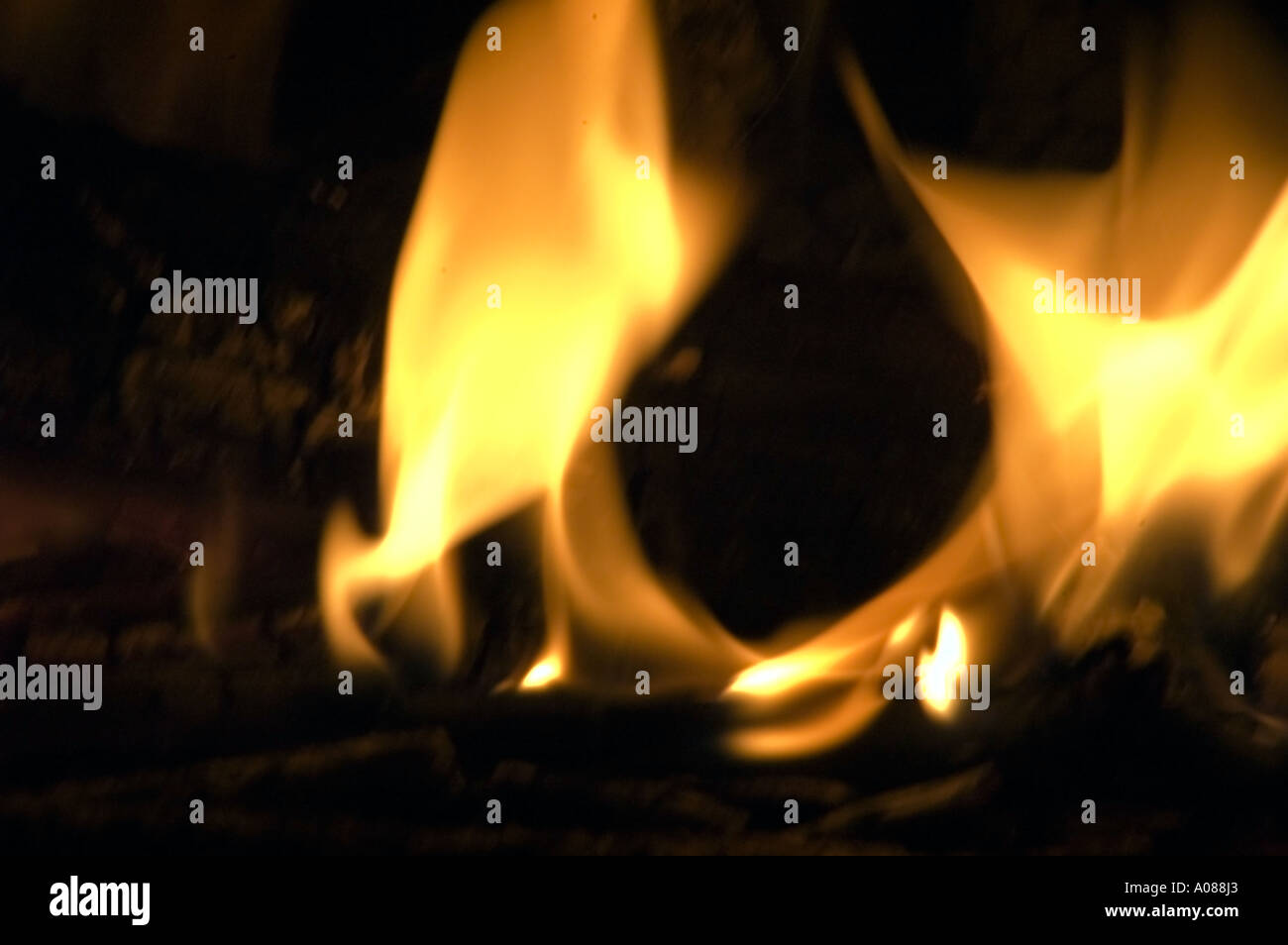 Dancing light of flames from a log wood fire Stock Photo - Alamy