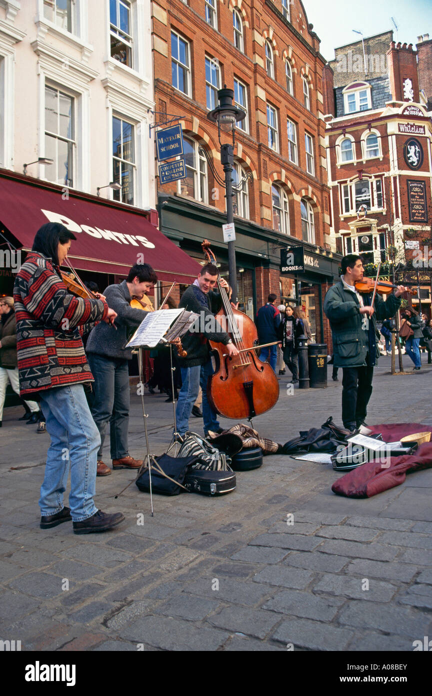 Street performers entertain the passing crowds in London s Covent ...