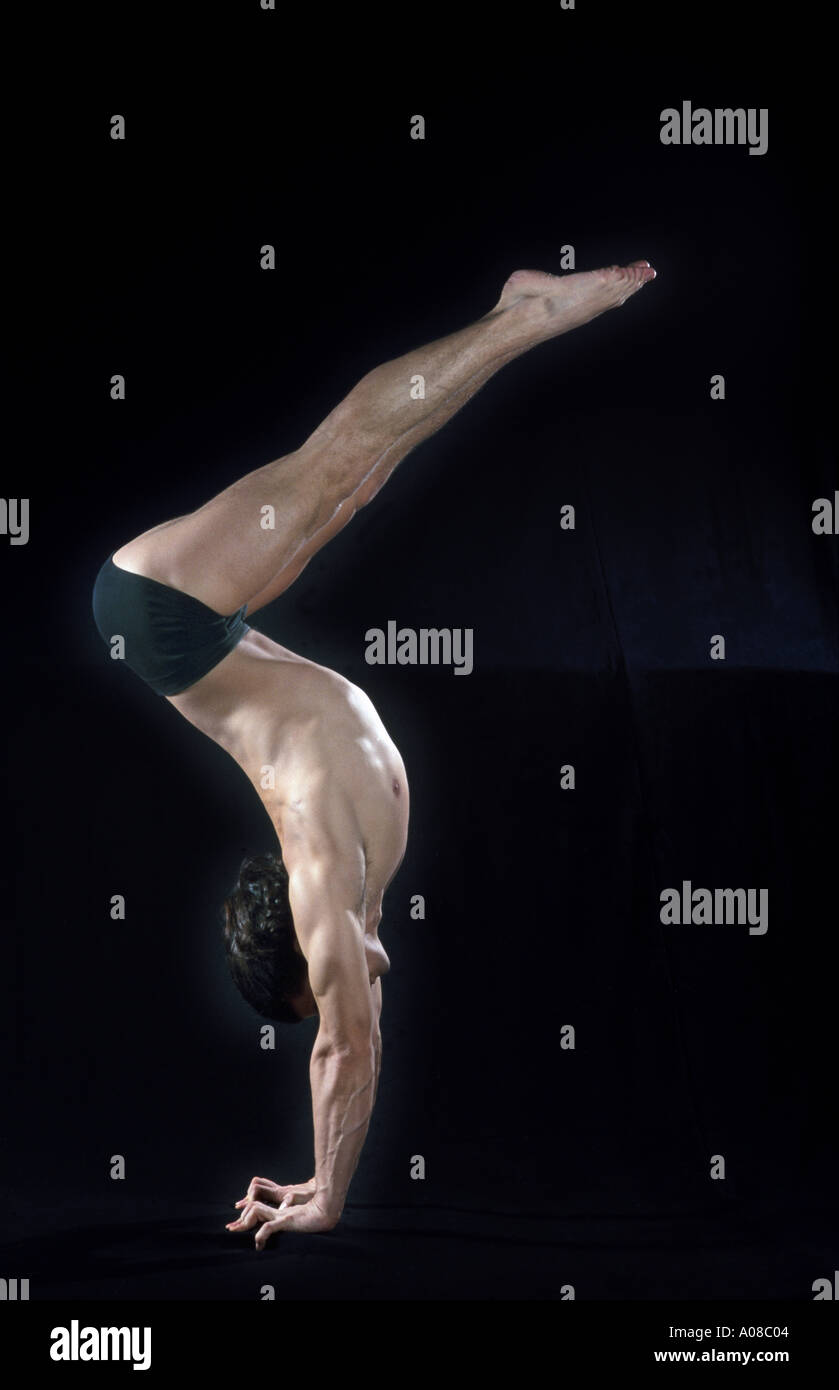 Trapeze acrobat hi-res stock photography and images - Alamy