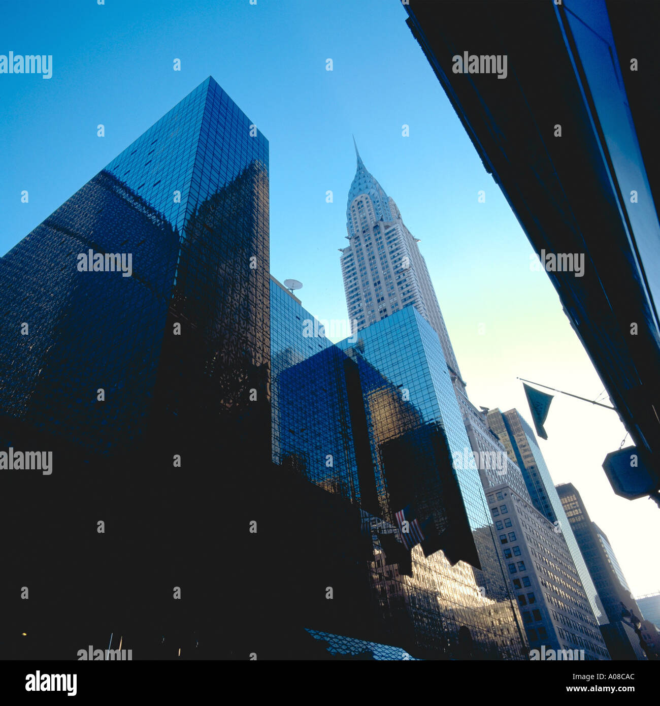 Sky scrapers from below hi-res stock photography and images - Alamy