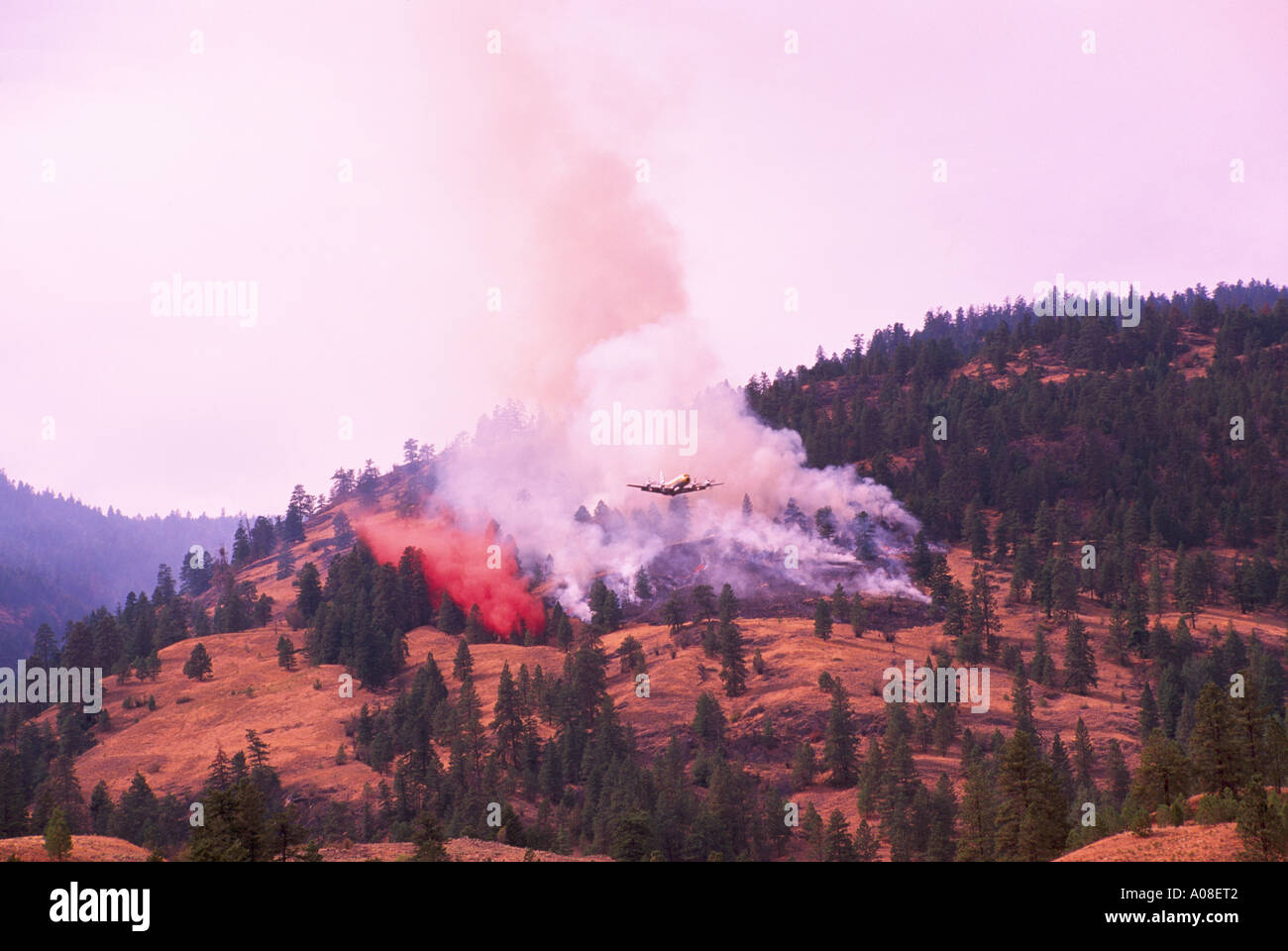 Plane dropping fire retardent hi-res stock photography and images - Alamy