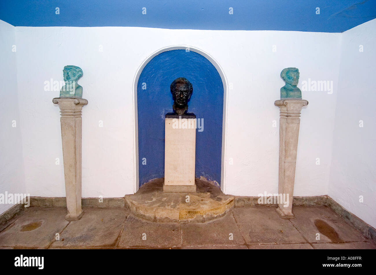 Portmeirion bust hi-res stock photography and images - Alamy