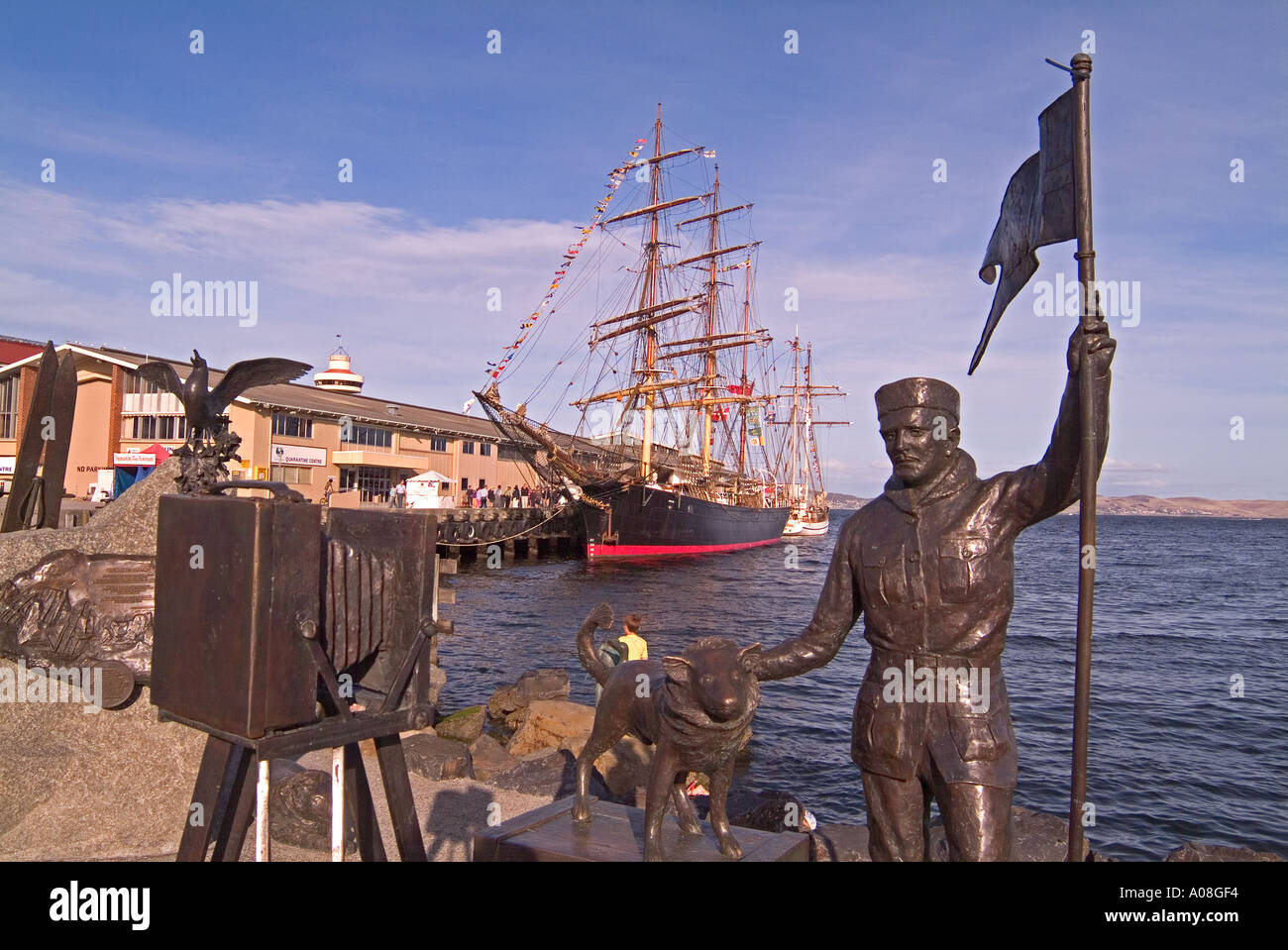Square rigged sailing ship hi-res stock photography and images - Alamy
