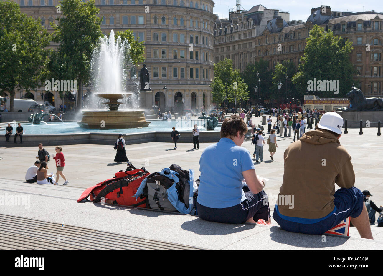 People enjoying the sun in Trafalgar Square, London Stock Photo - Alamy
