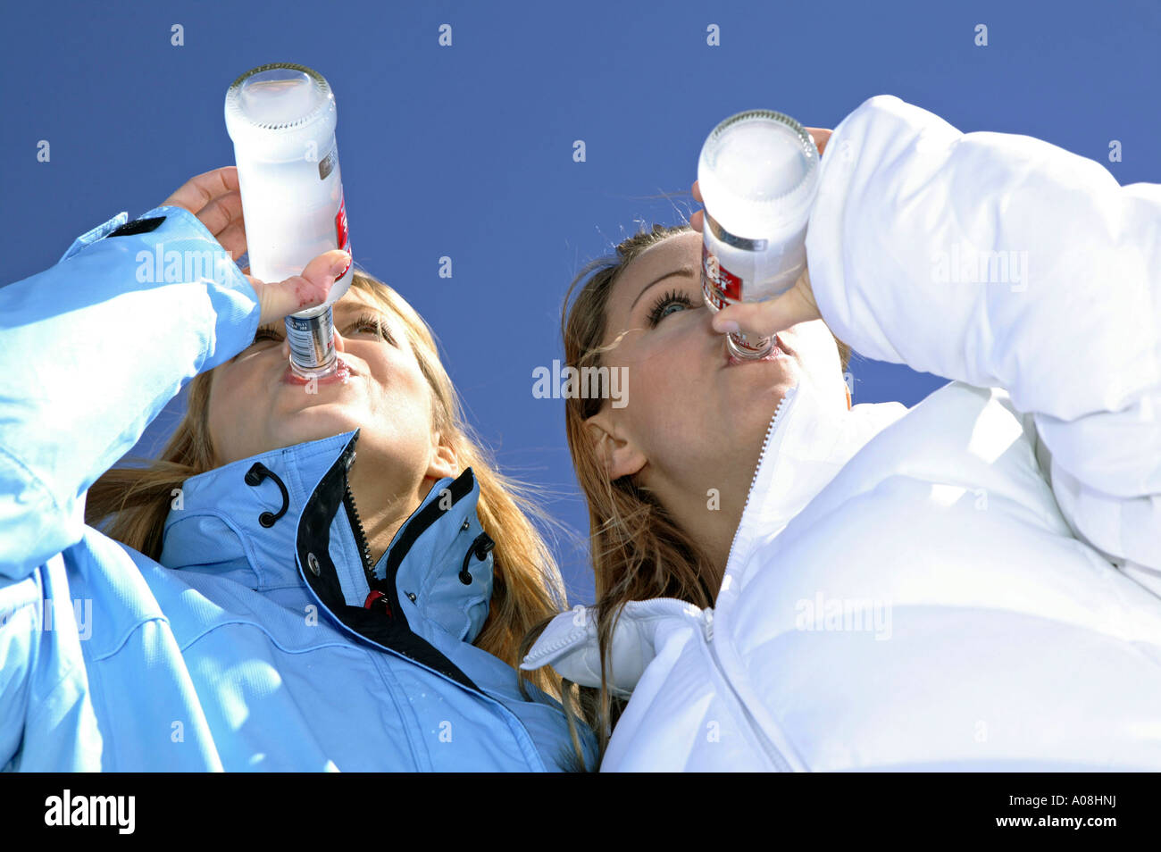 Zwei Frauen trinken Alkopops an einer Skibar, two woman drinking ...