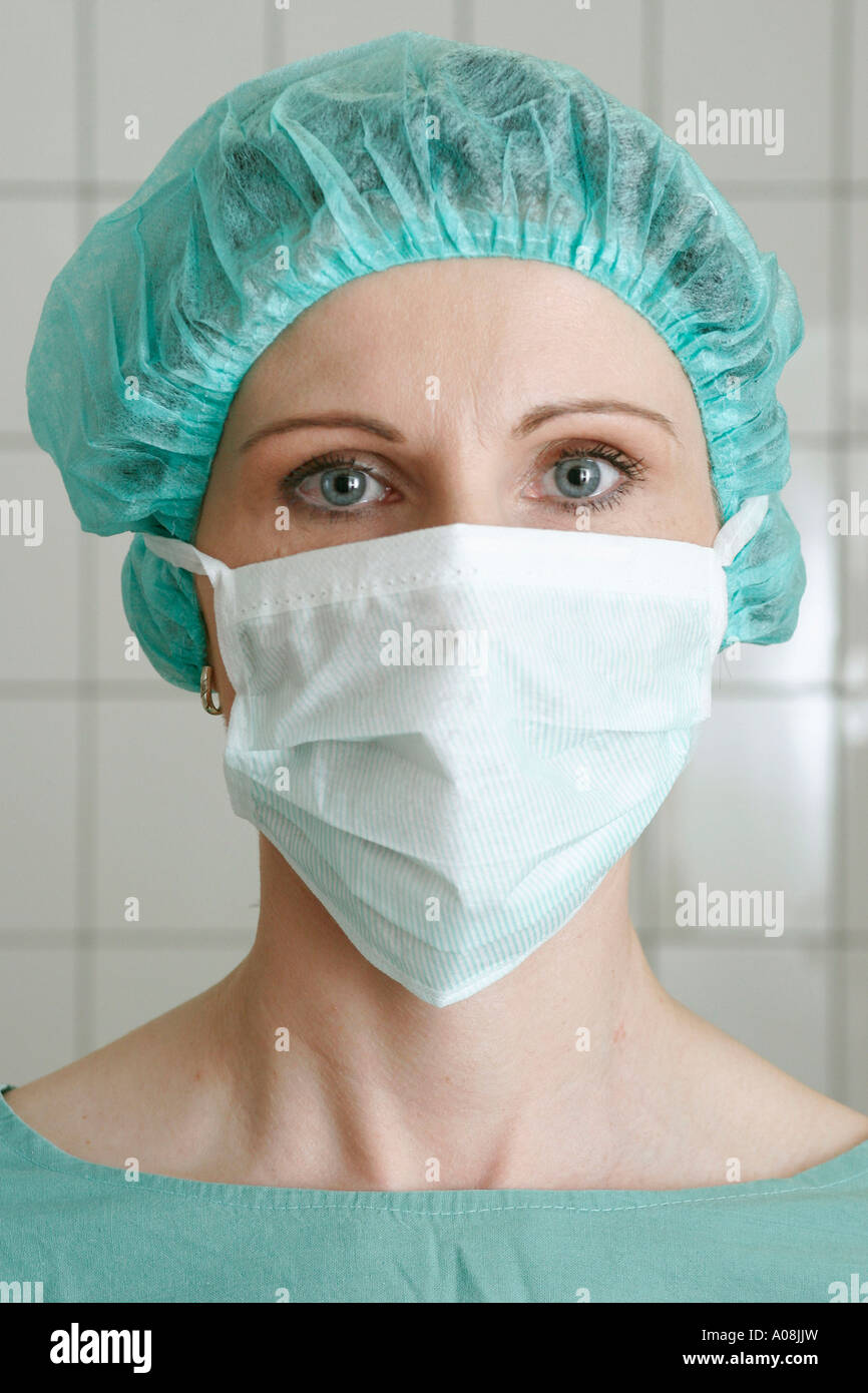 Aerztin im Operationssaal, female doctor at operating room portrait ...