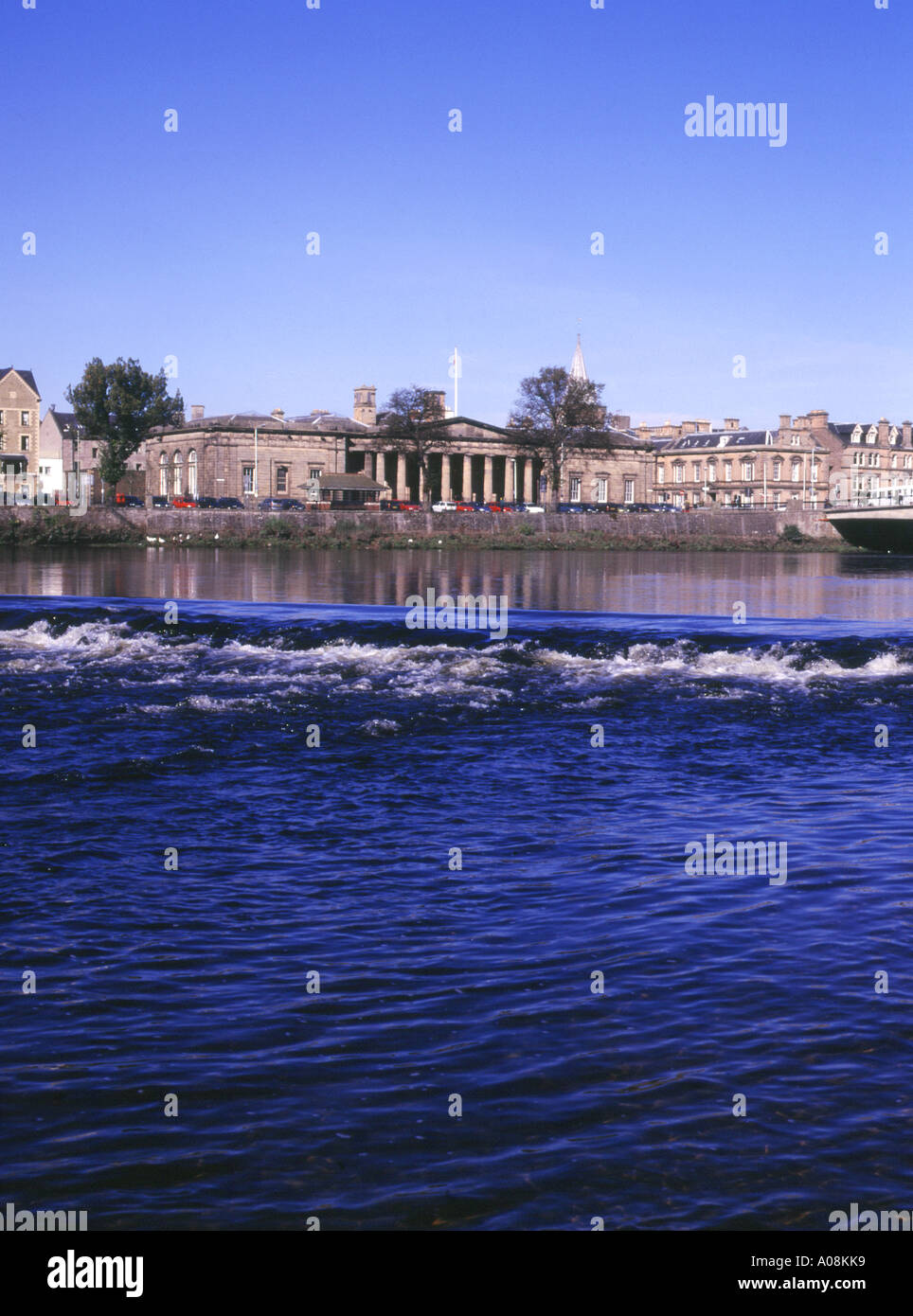 dh River Tay PERTH PERTHSHIRE Ford and town house on river bank ...