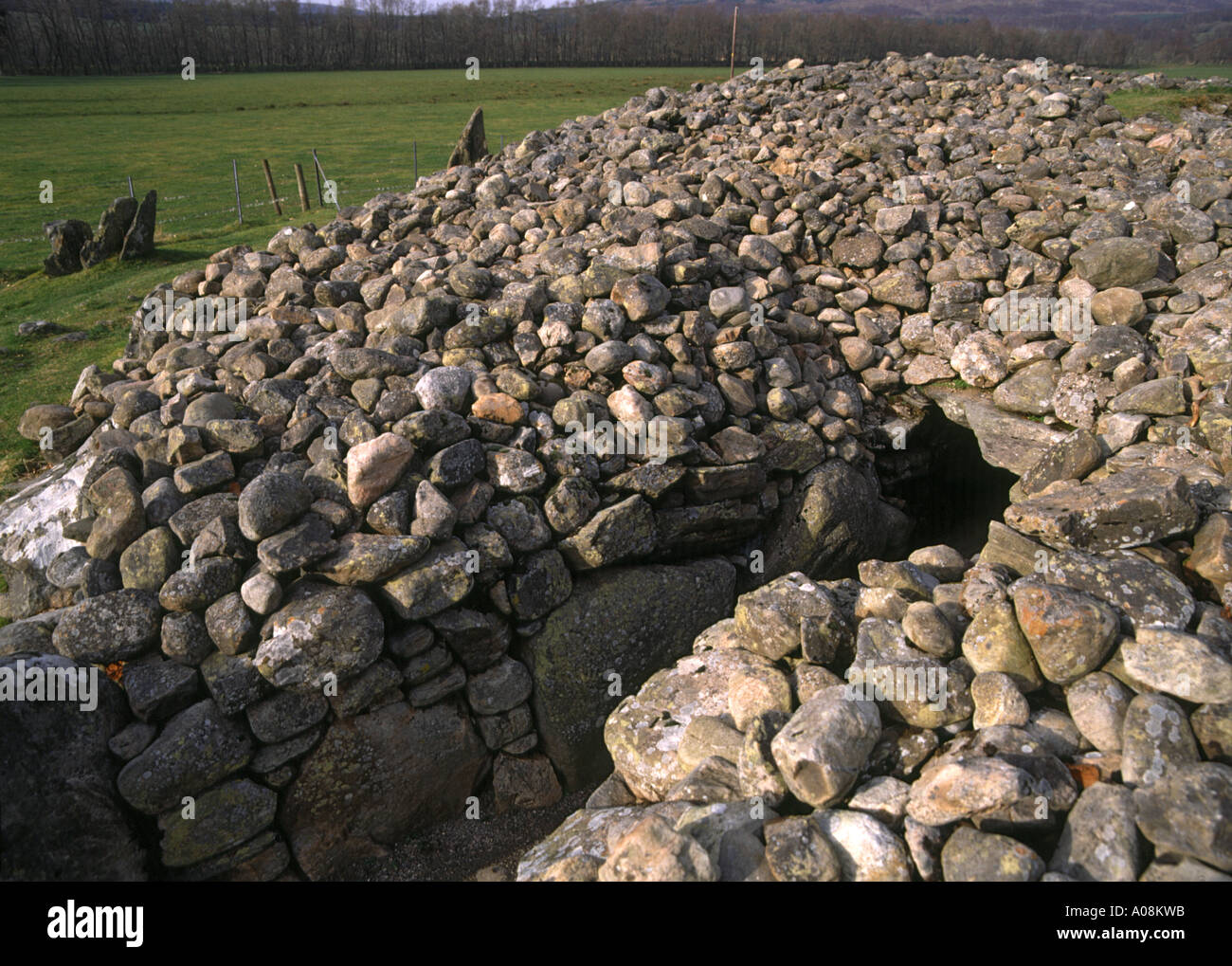 dh CORRIMONY INVERNESSSHIRE Corrimony passage cairn mound entrance ...
