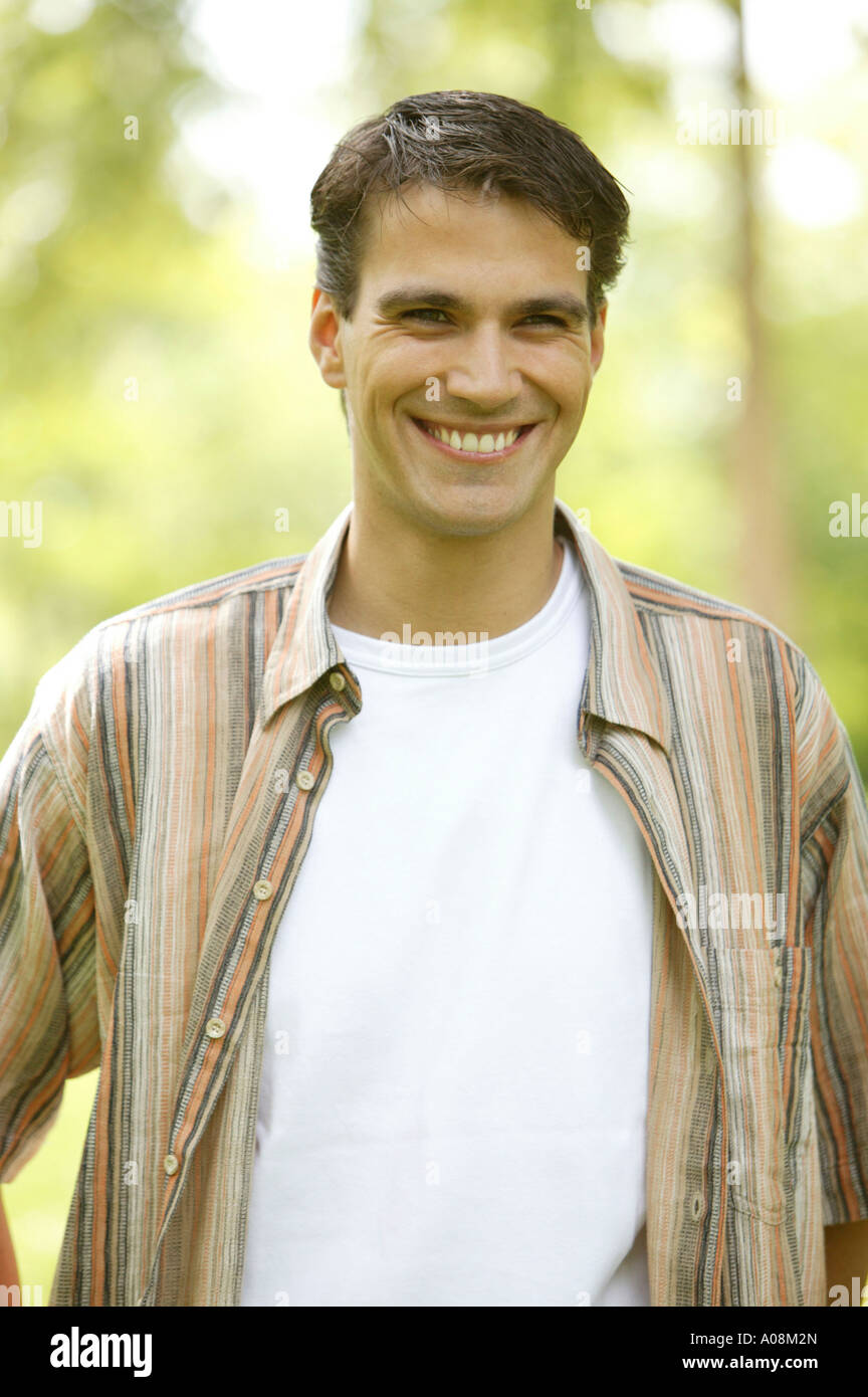 Junger mann portrait im freien hi-res stock photography and images - Alamy