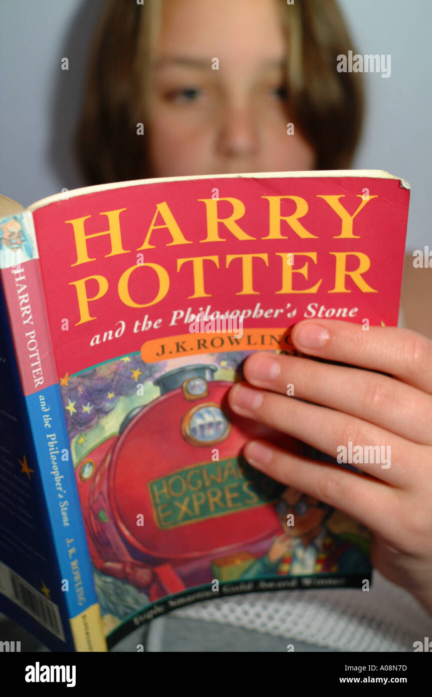 Reading harry potter book girl hi-res stock photography and images - Alamy