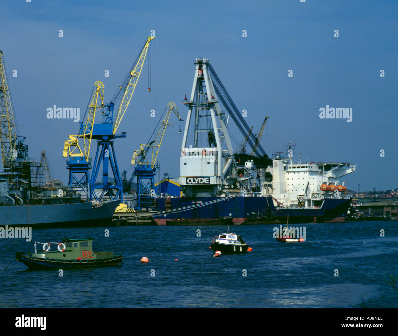 Giant crane ship "Challenger", River Tyne at Swan Hunters shipyard ...