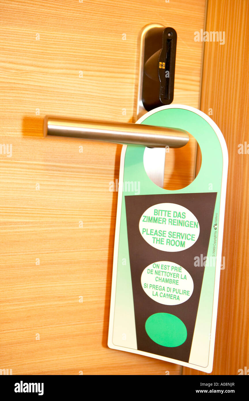 Bitte Zimmer aufraeumen Schild an einem Hotelzimmer, Please service the ...