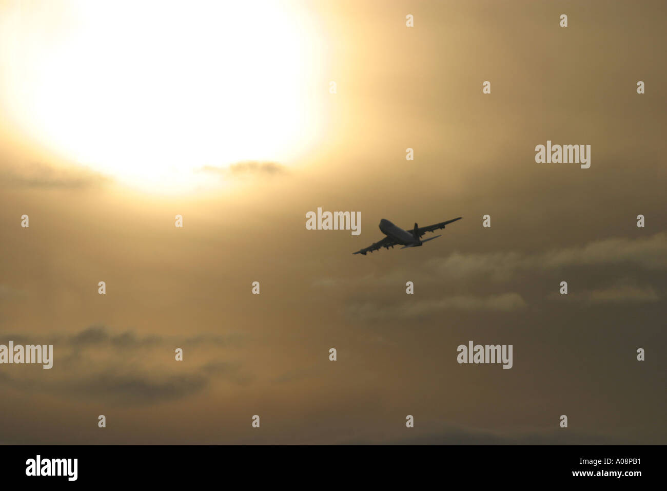 747 taking off evening hi-res stock photography and images - Alamy
