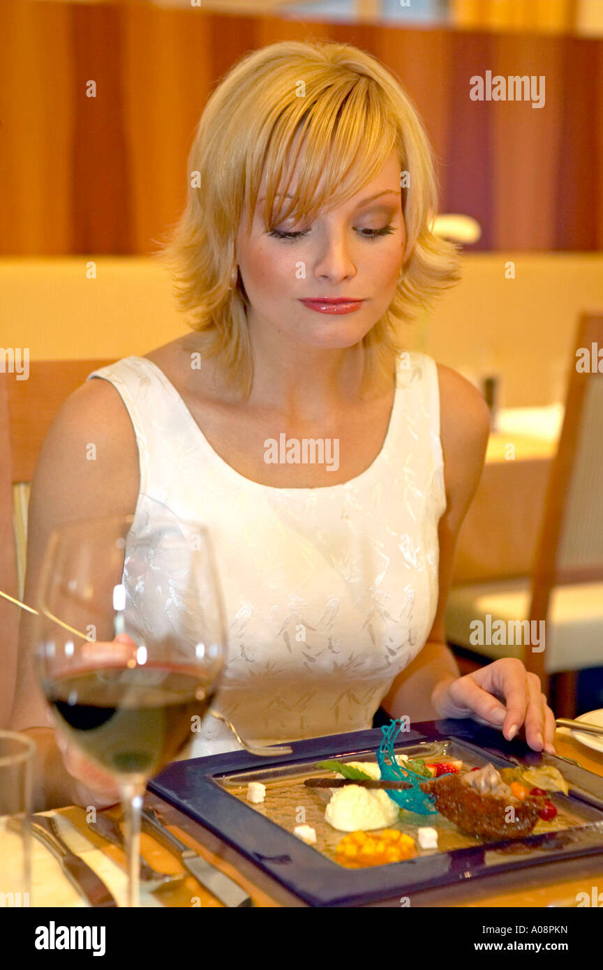 Frau beim Essen in einem Restaurant, Woman eating in a restaurant Stock ...