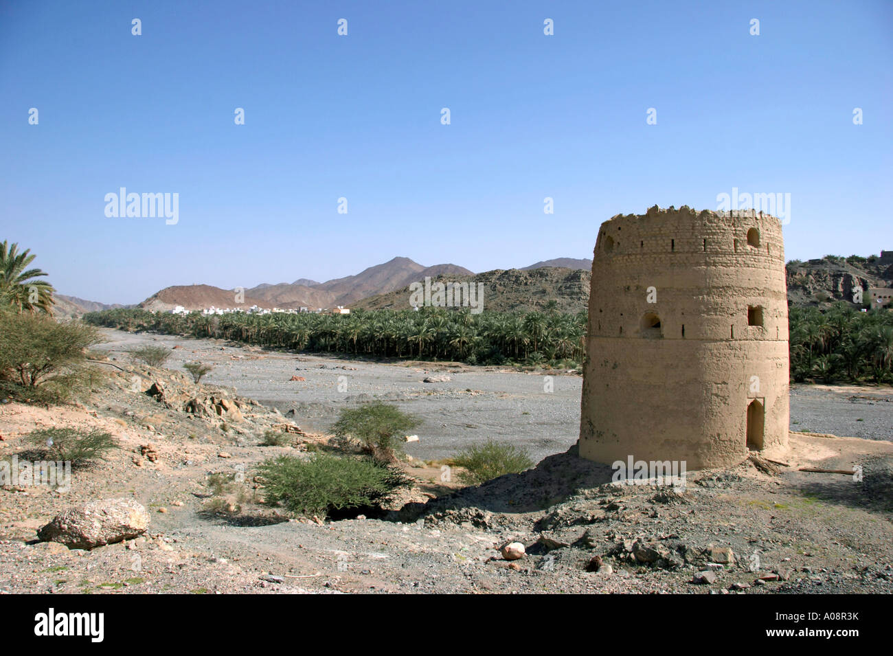 Oman Wehrturm in Fanja, Oman Watchtower Hajar al Gharbi Stock Photo - Alamy