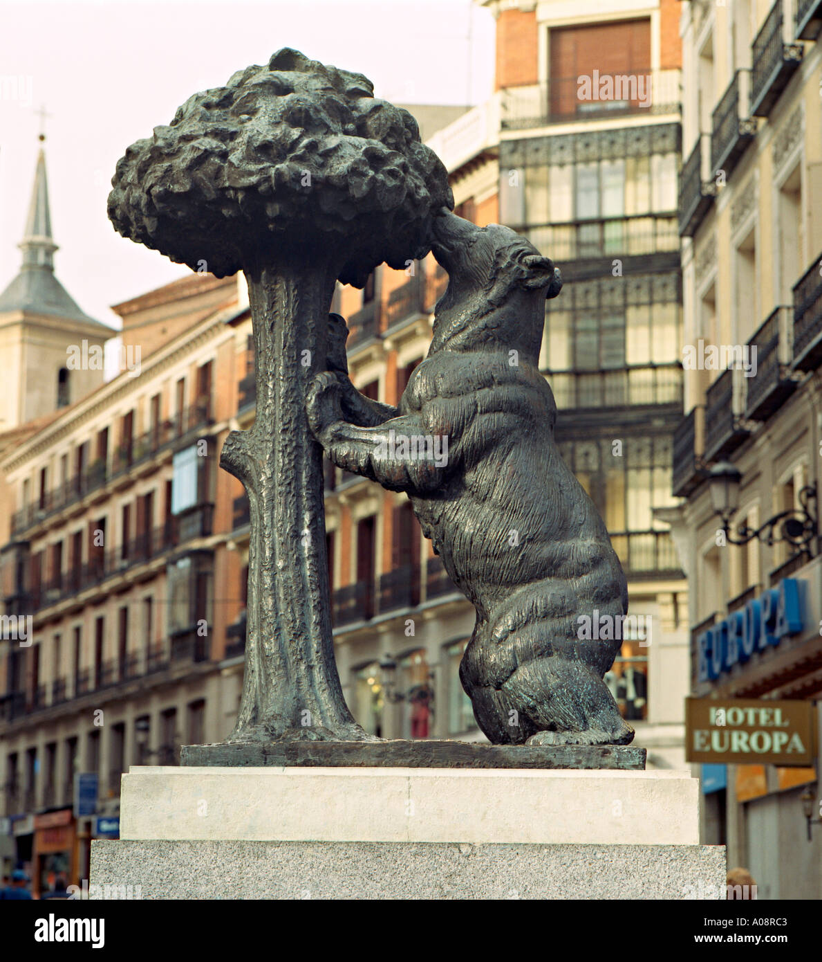 Bear & Madroño Tree sculpture, Plaza del Sol, Madrid, Spain Stock Photo ...