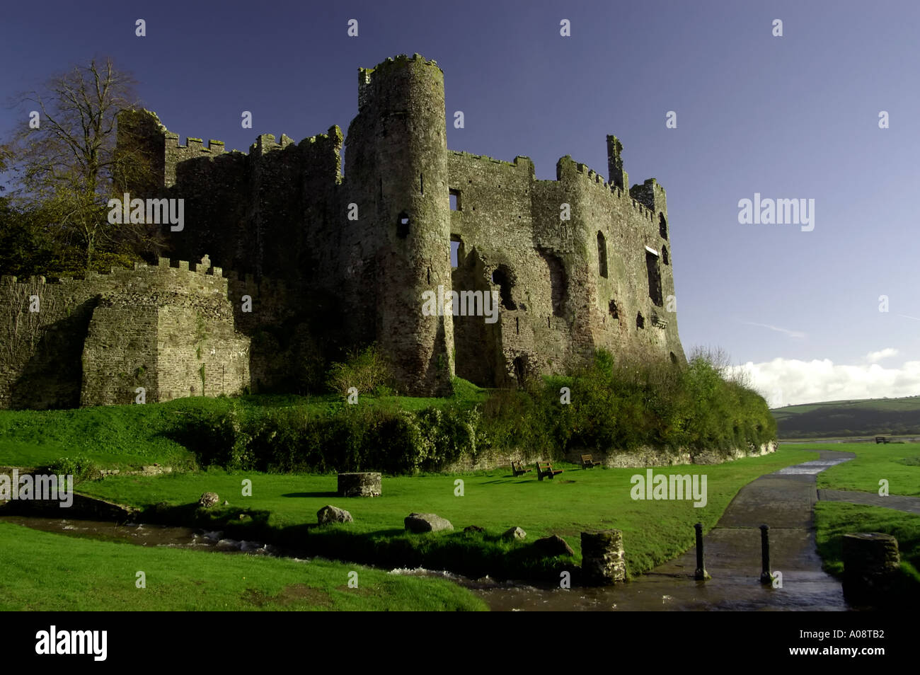 Castle estuary laugharne pembrokeshire river taf wales hi-res stock ...