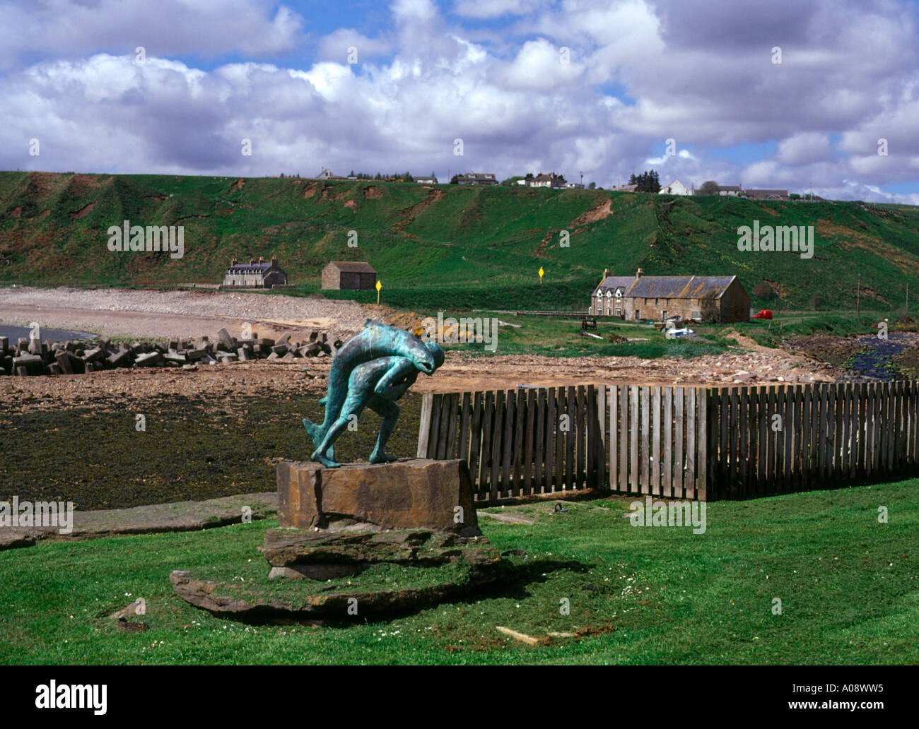 dh DUNBEATH CAITHNESS Kenn and the salmon sculpture harbour bay statue ...