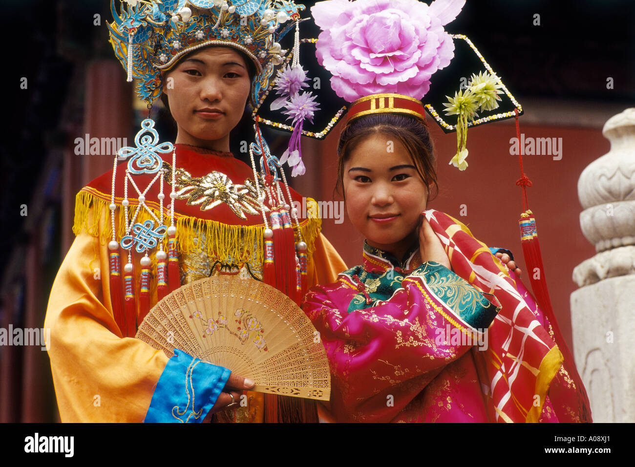 China, Girls In Ching Dynasty Costumes Stock Photo - Alamy