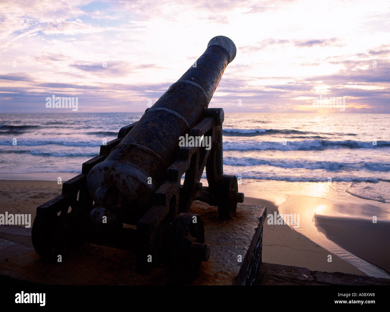 Colonial cannon colombo hi-res stock photography and images - Alamy