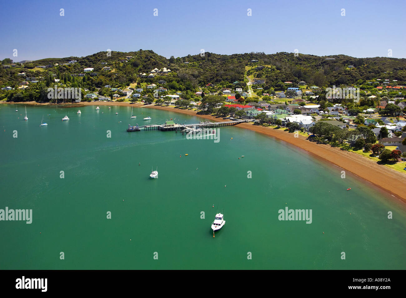 Beach waterfront russell bay islands hi-res stock photography and ...