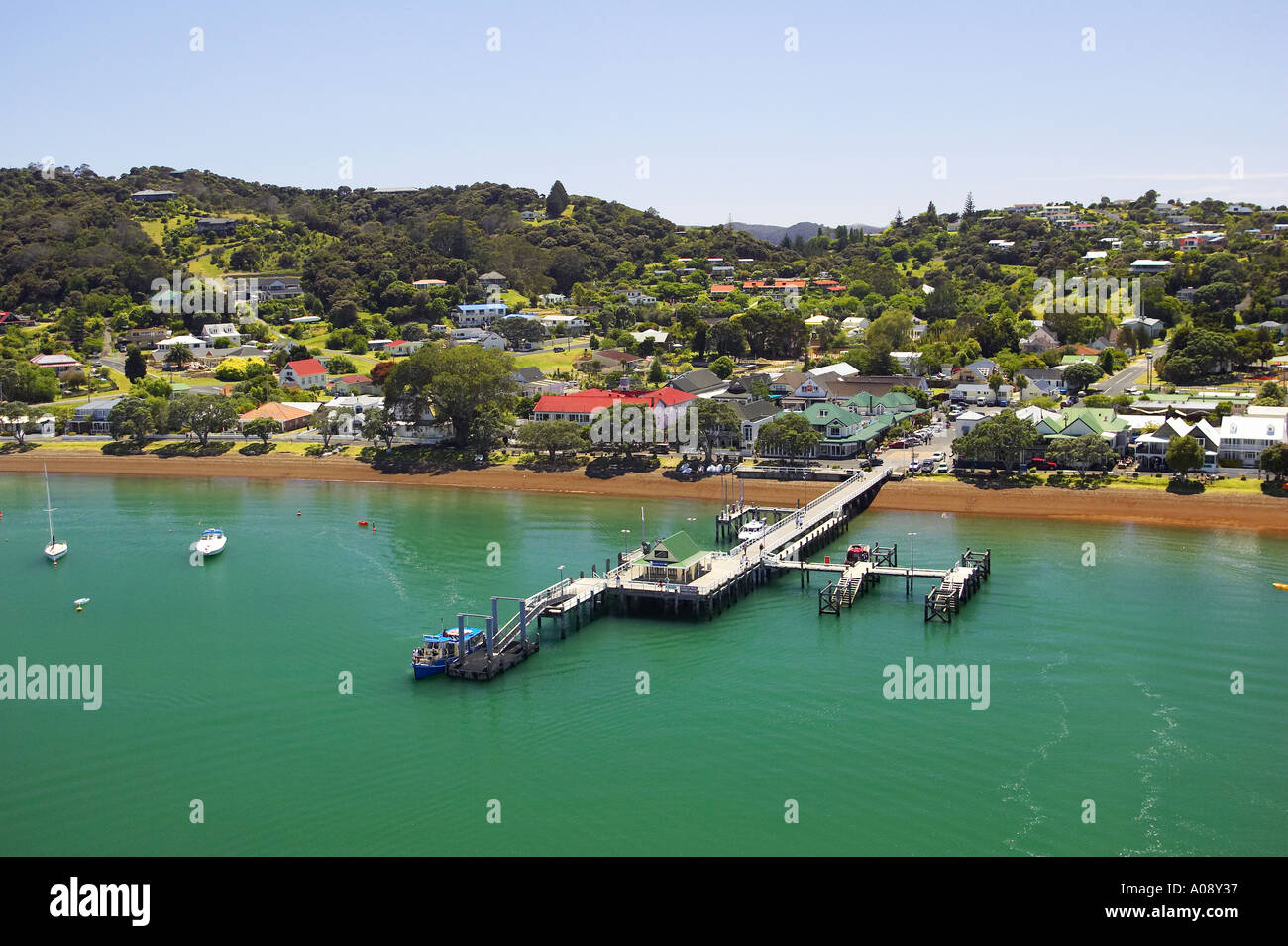 Beach waterfront russell bay islands hi-res stock photography and ...