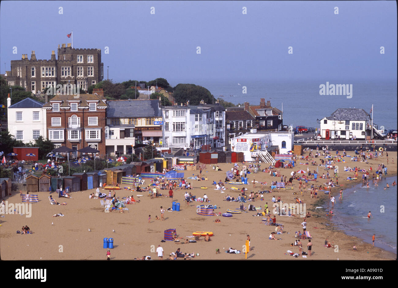 Viking Bay in summer crowded with sunbathers and tourists, Broadstairs ...