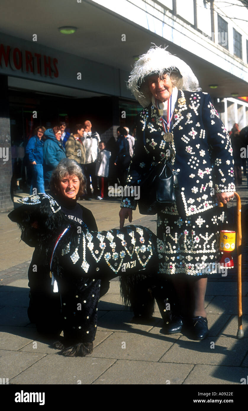 Traditional cockney costume hi-res stock photography and images - Alamy