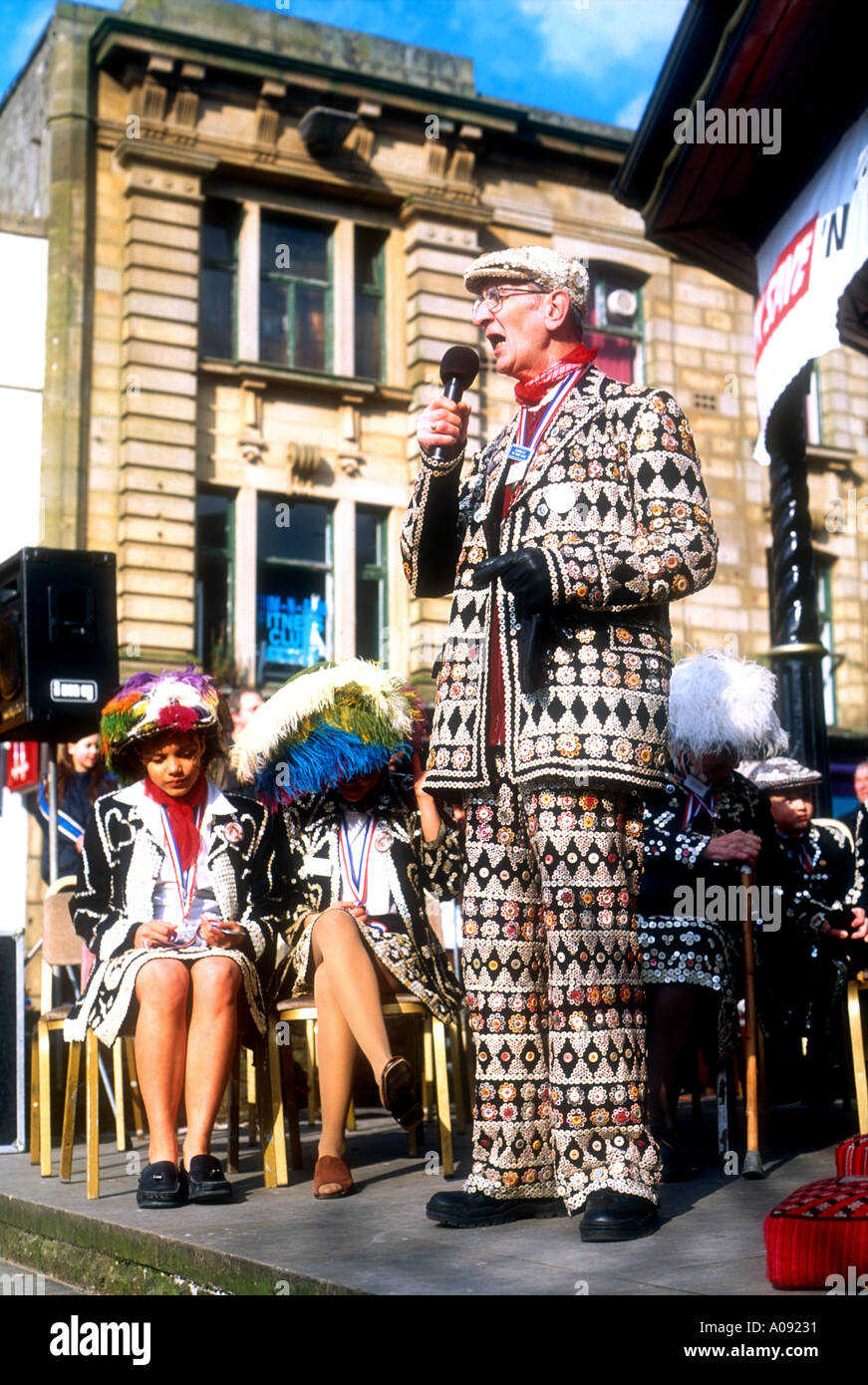 Traditional cockney costume hi-res stock photography and images - Alamy