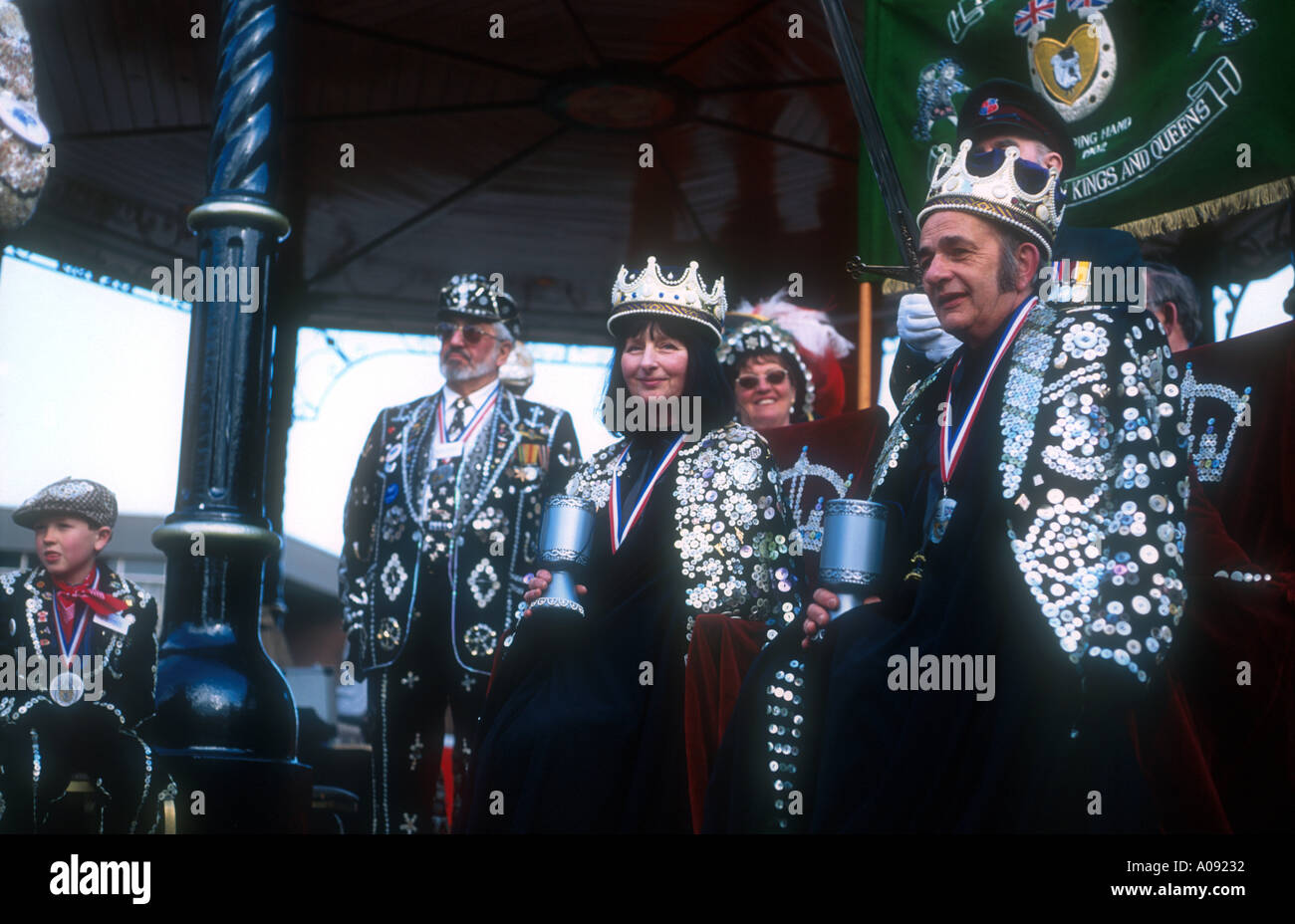 Traditional cockney costume hi-res stock photography and images - Alamy