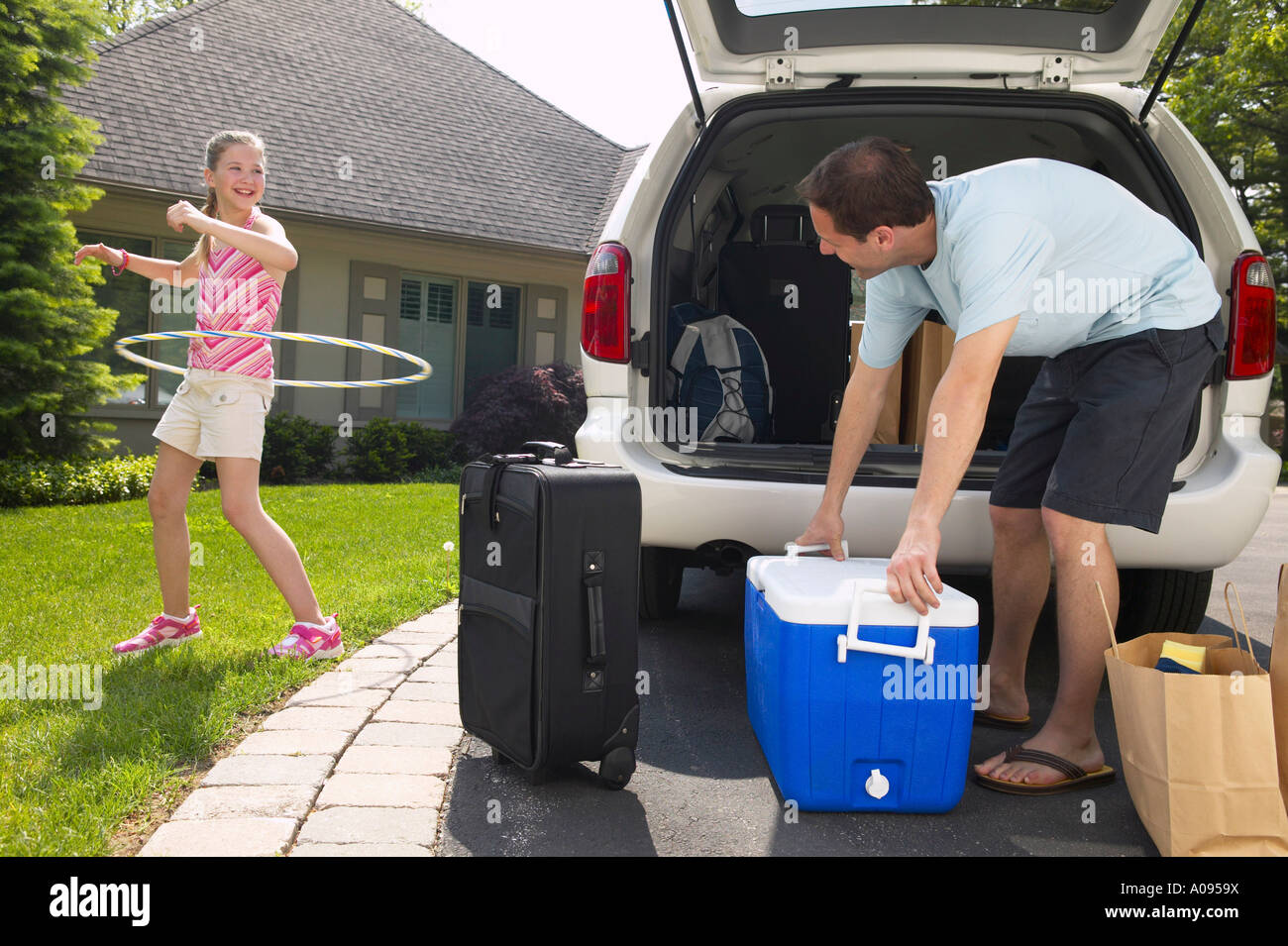 Family loading up car hi-res stock photography and images - Alamy