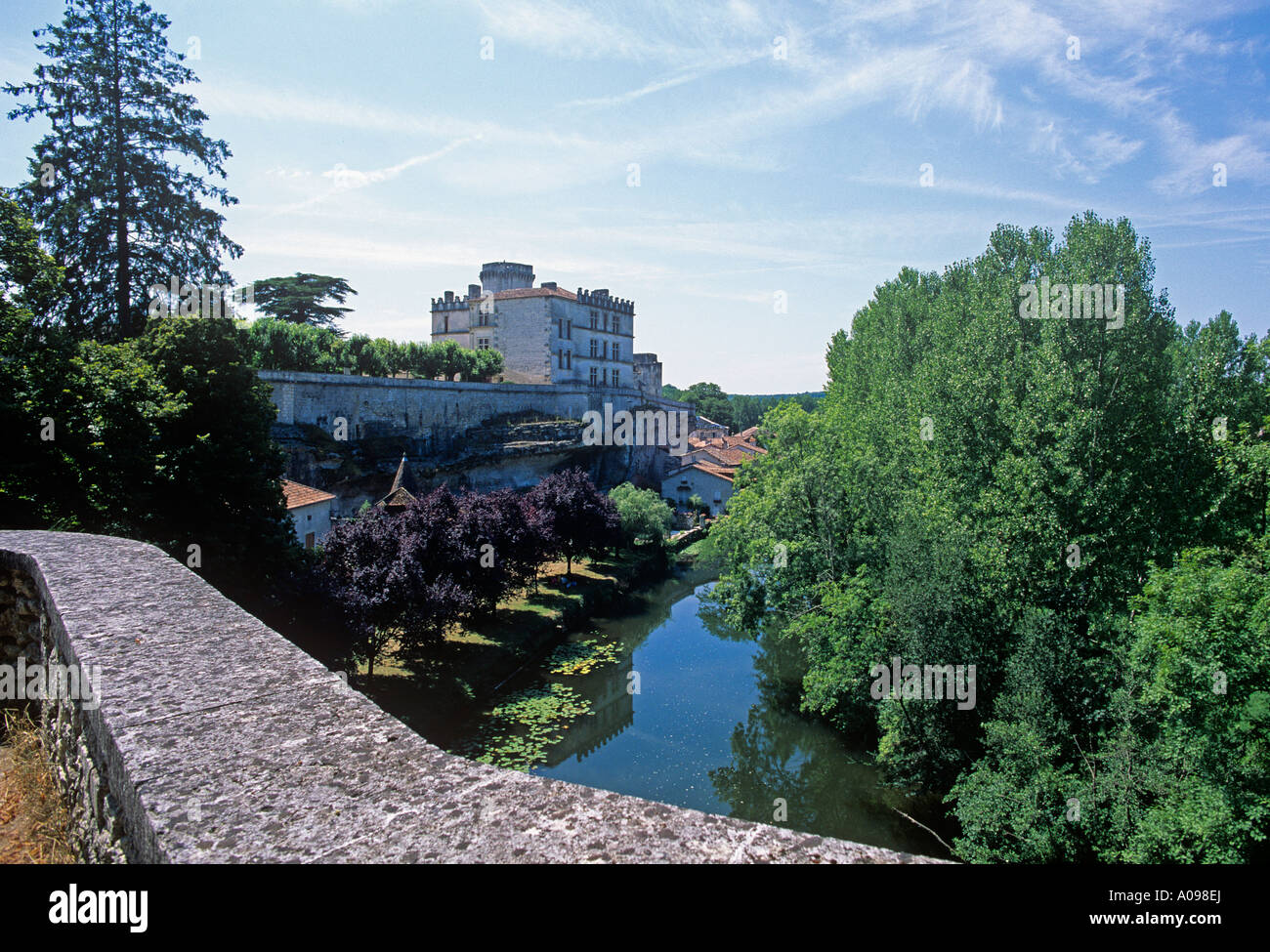 River Dronne overlooked by the 13th century Bordeilles castle Stock ...