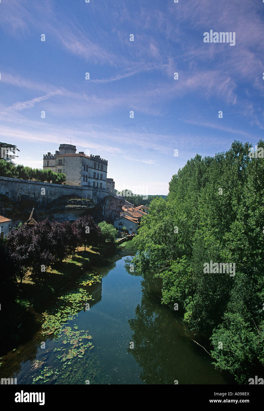 River Dronne overlooked by the 13th century Bordeilles castle Stock ...