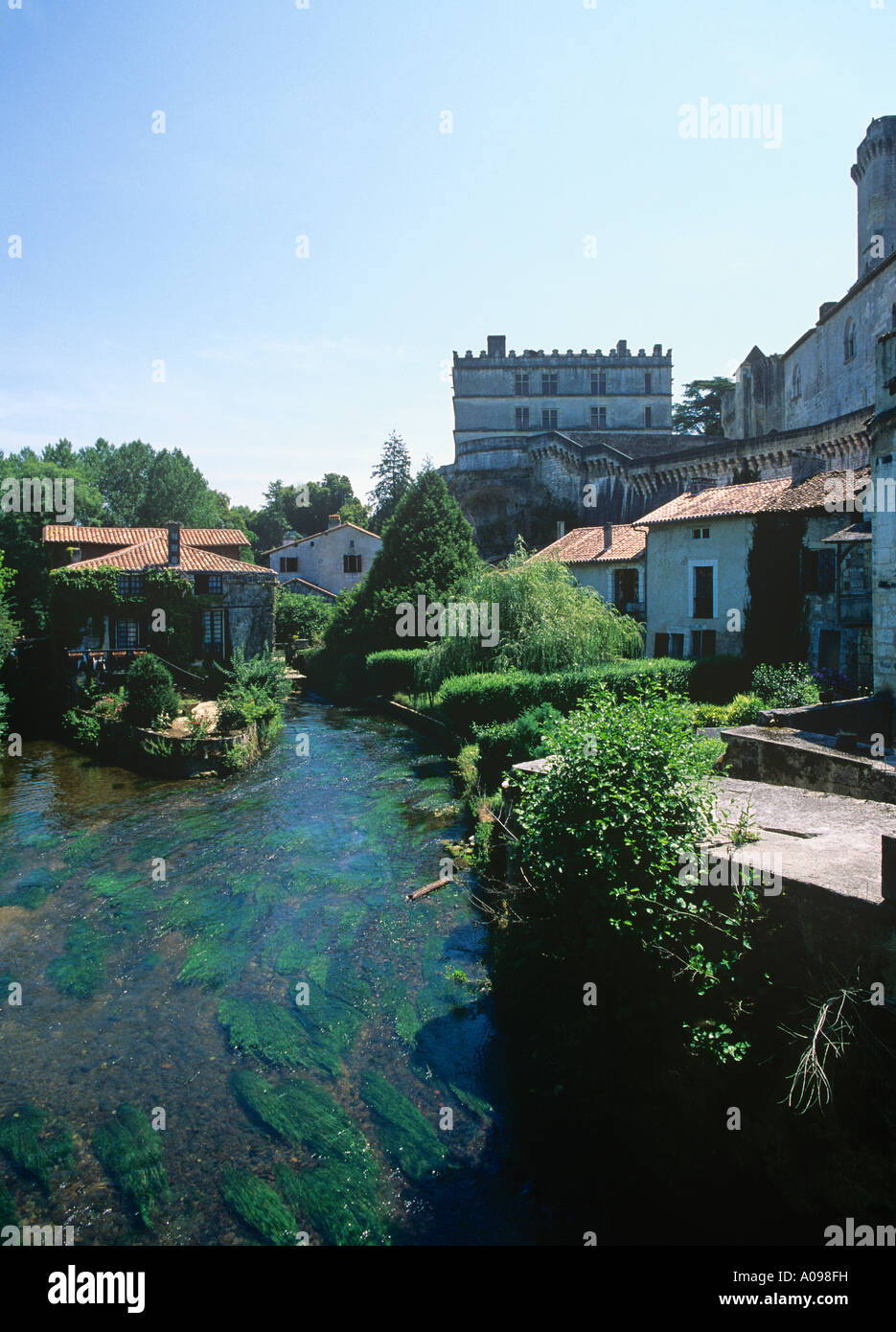 River Dronne overlooked by the 13th century Bordeilles castle Stock ...