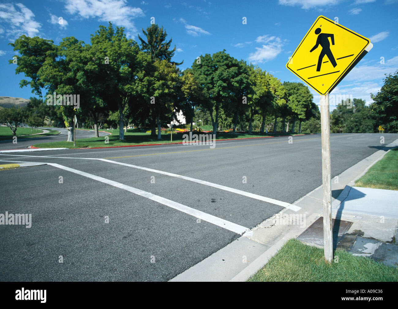 Pedestrian crossing road sign at a crosswalk Stock Photo - Alamy