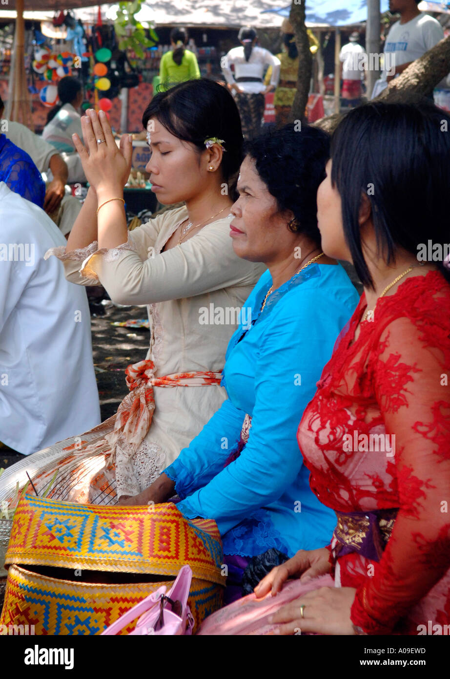 Balinese women praying open air hi-res stock photography and images - Alamy