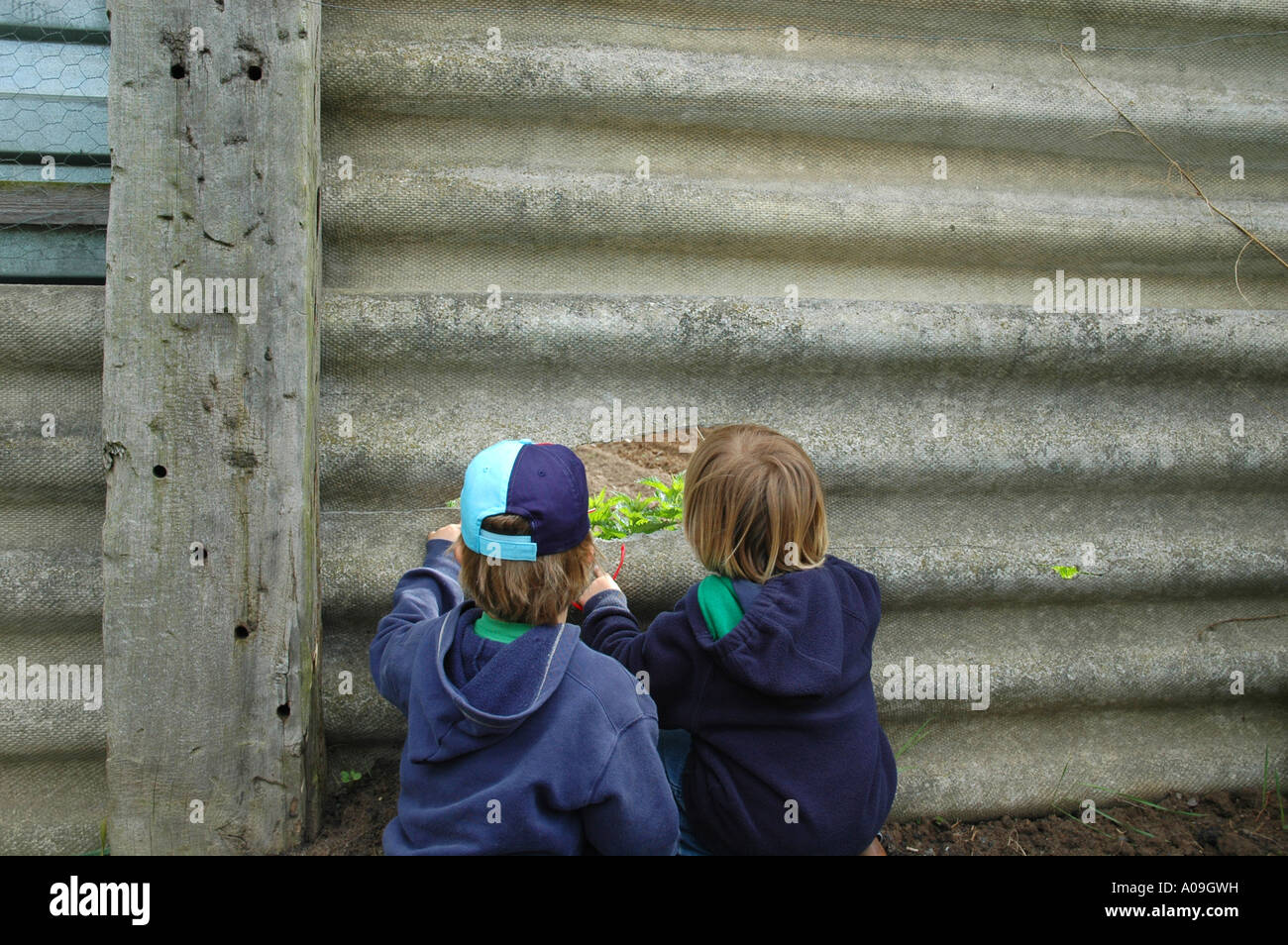 Children behind fence hi-res stock photography and images - Alamy