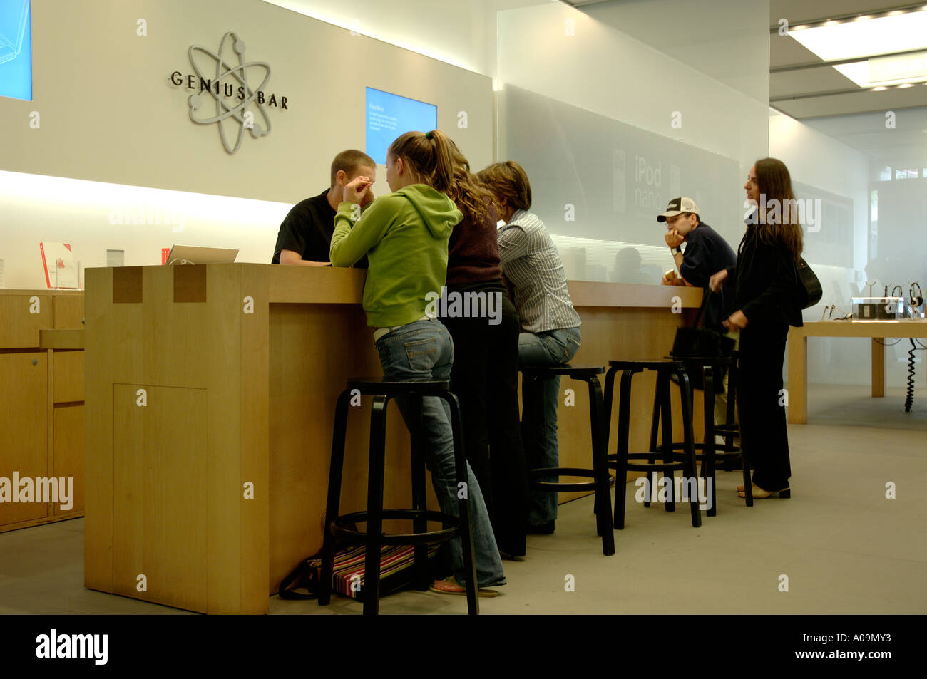 Genius bar hi-res stock photography and images - Alamy