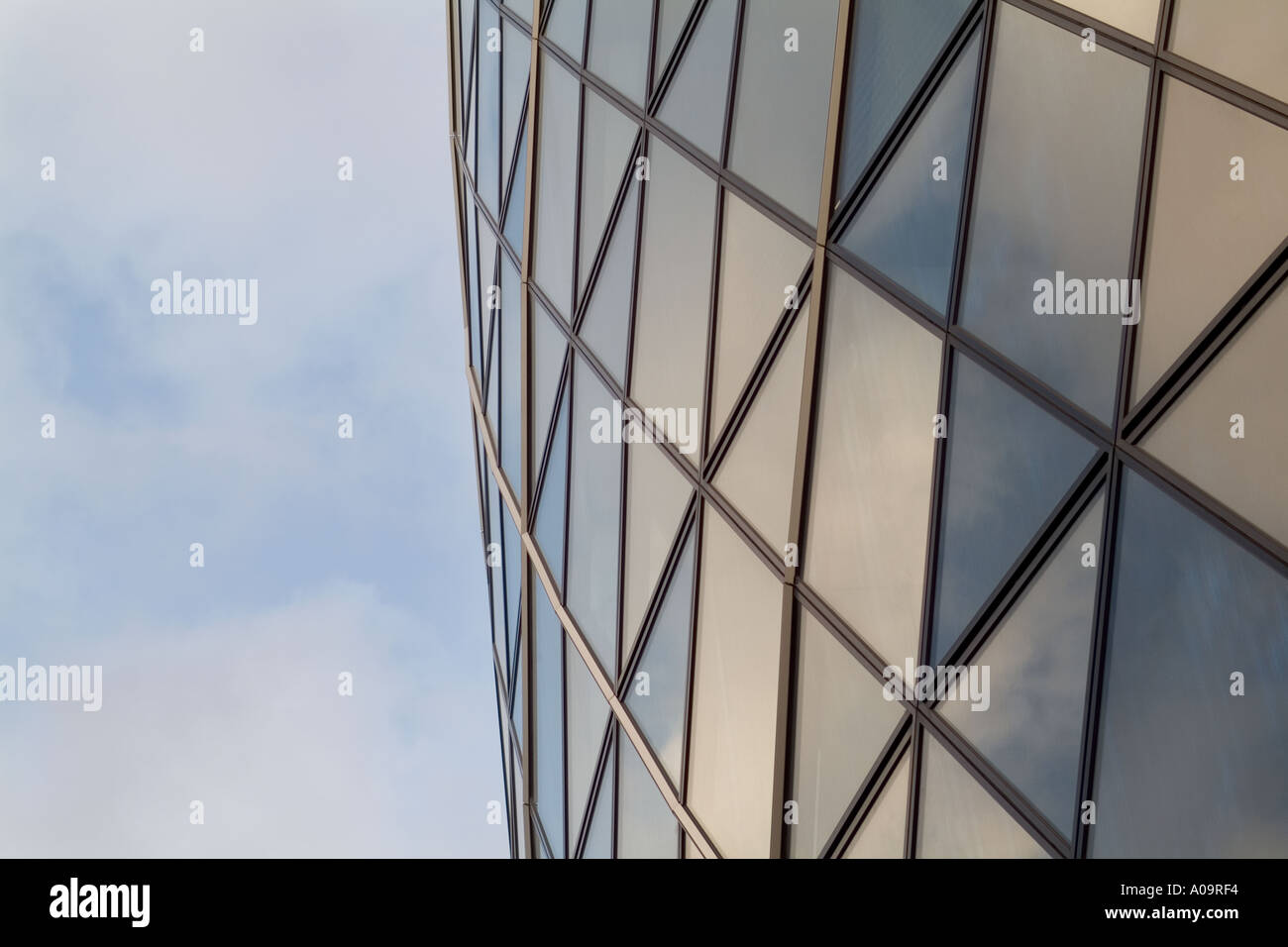 Swiss Re Building 180 metres or 590 feet high 76 400m sq 2004 WINNER OF ...